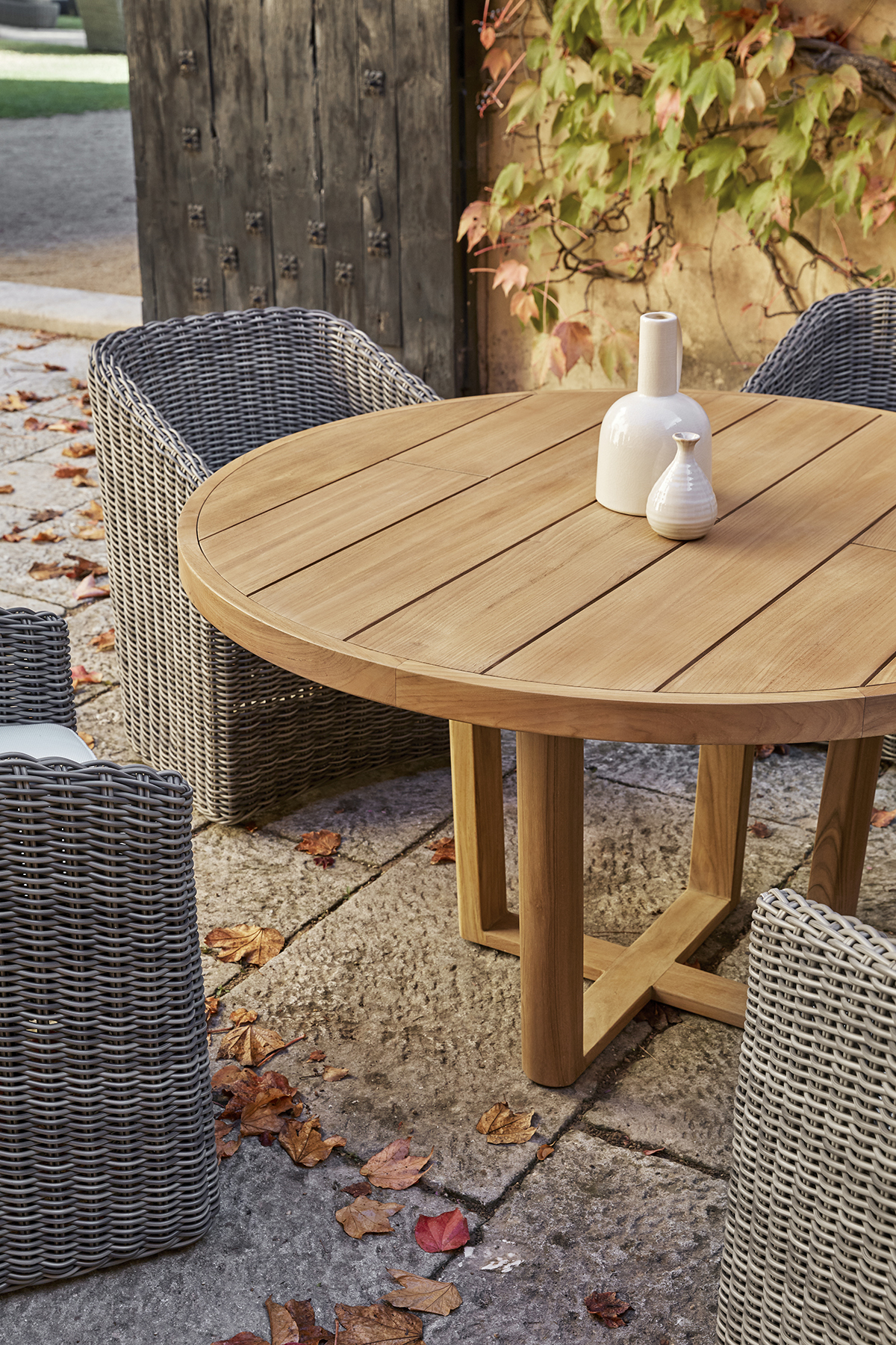 ROUNDED DINING TABLE